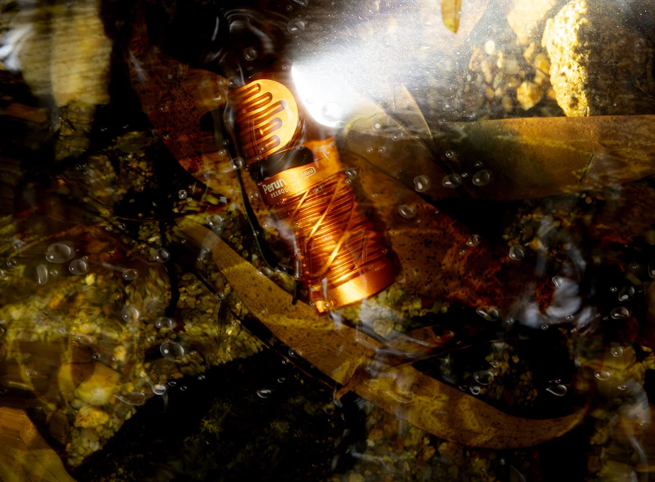 Perun 3 Mini｜60日間駆動の超軽量L型ヘッドライト - 1250ルーメン/54g/SOS機能 - Olight Japan