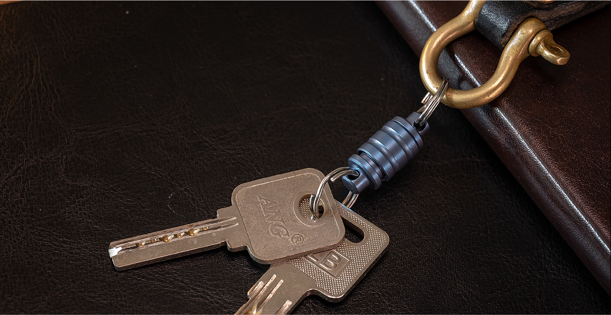 Otacle R1 チタン磁気キーホルダー - Olight Japan